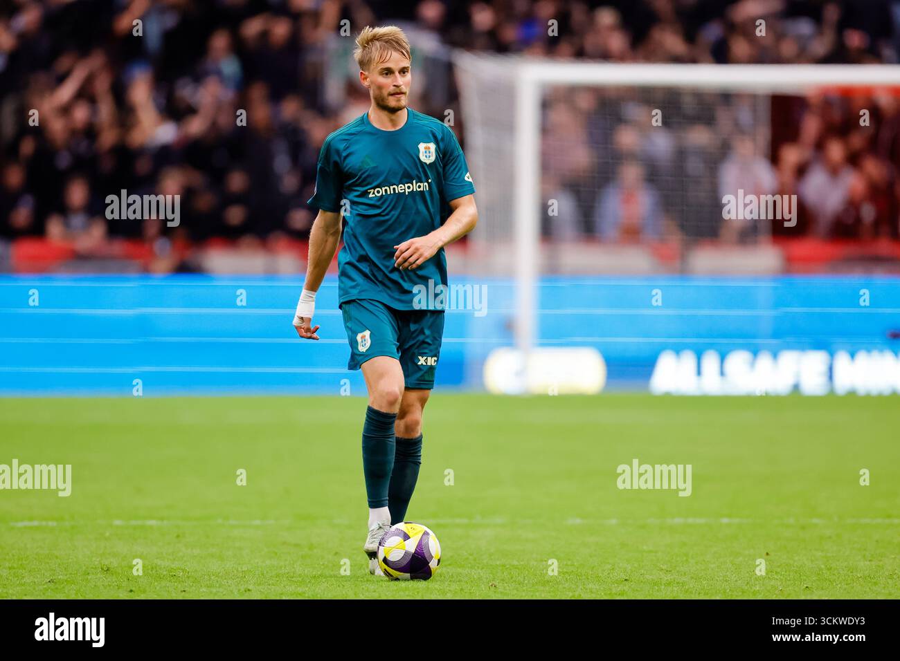 Amsterdam - Simon Graves of PEC Zwolle during the fifth competition ...