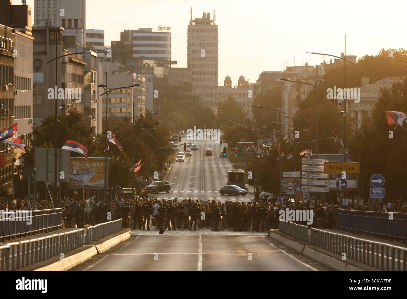 Serbian gendarmerie officers block a bridge to separate anti-government ...