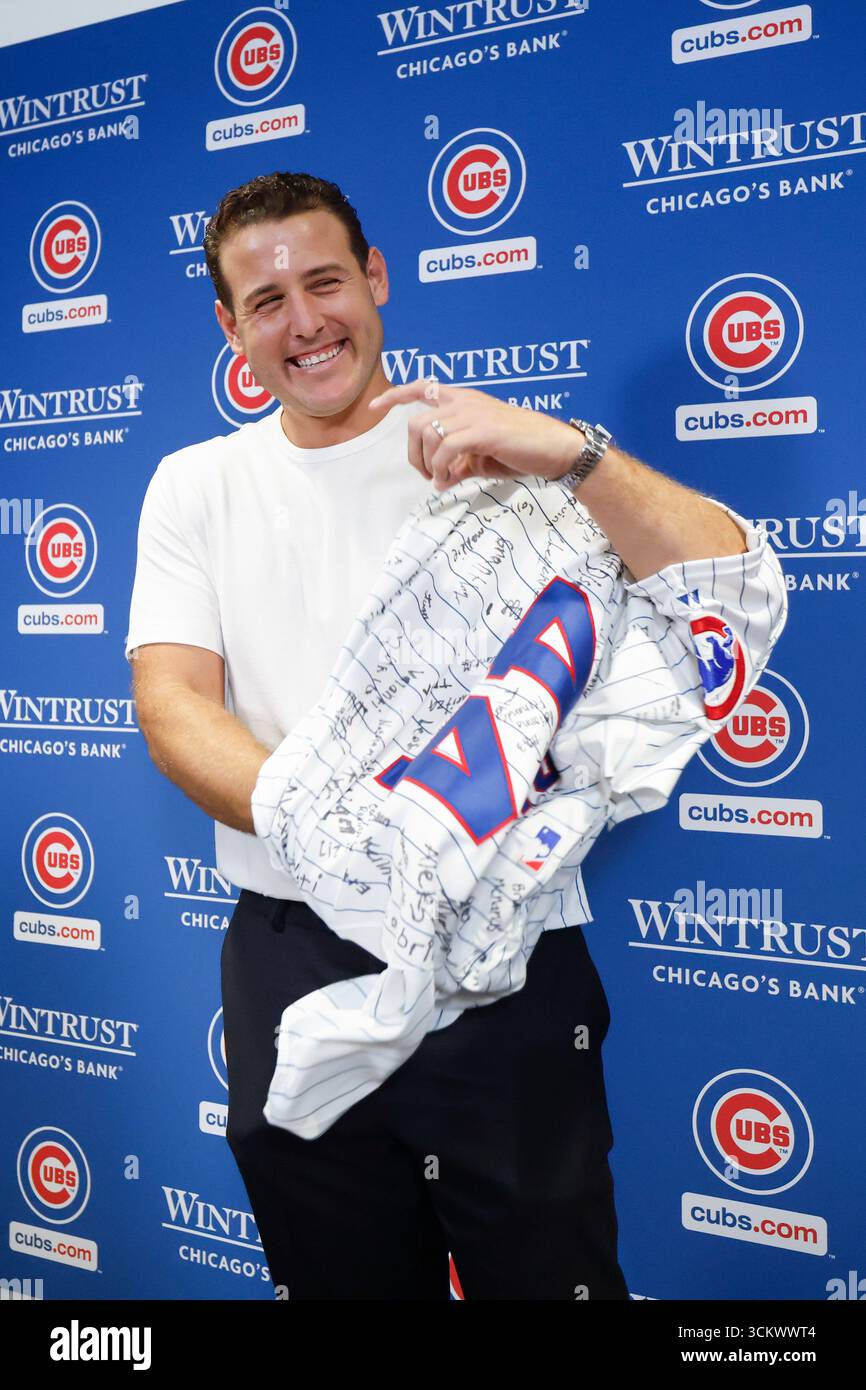 Former Chicago Cubs player Anthony Rizzo puts back his Cubs jersey ...