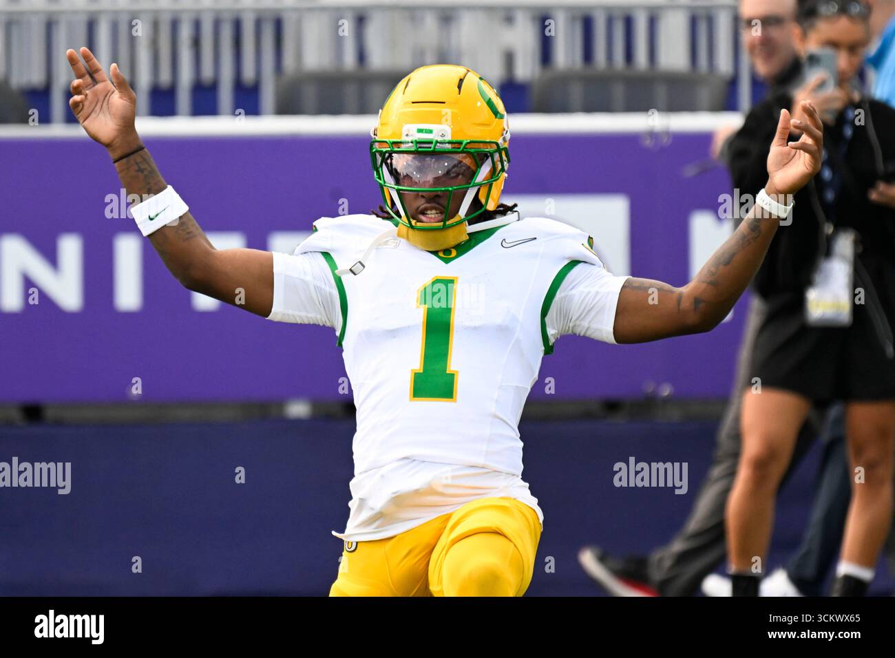 Oregon wide receiver Dakorien Moore warms up before the first half of ...