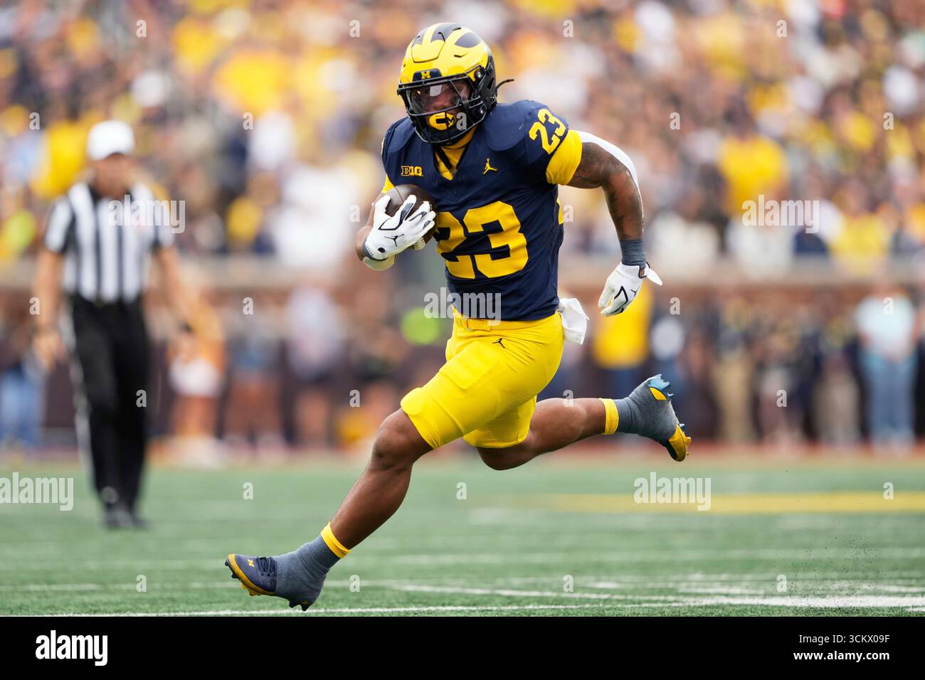 Michigan running back Jordan Marshall runs the ball during the first ...