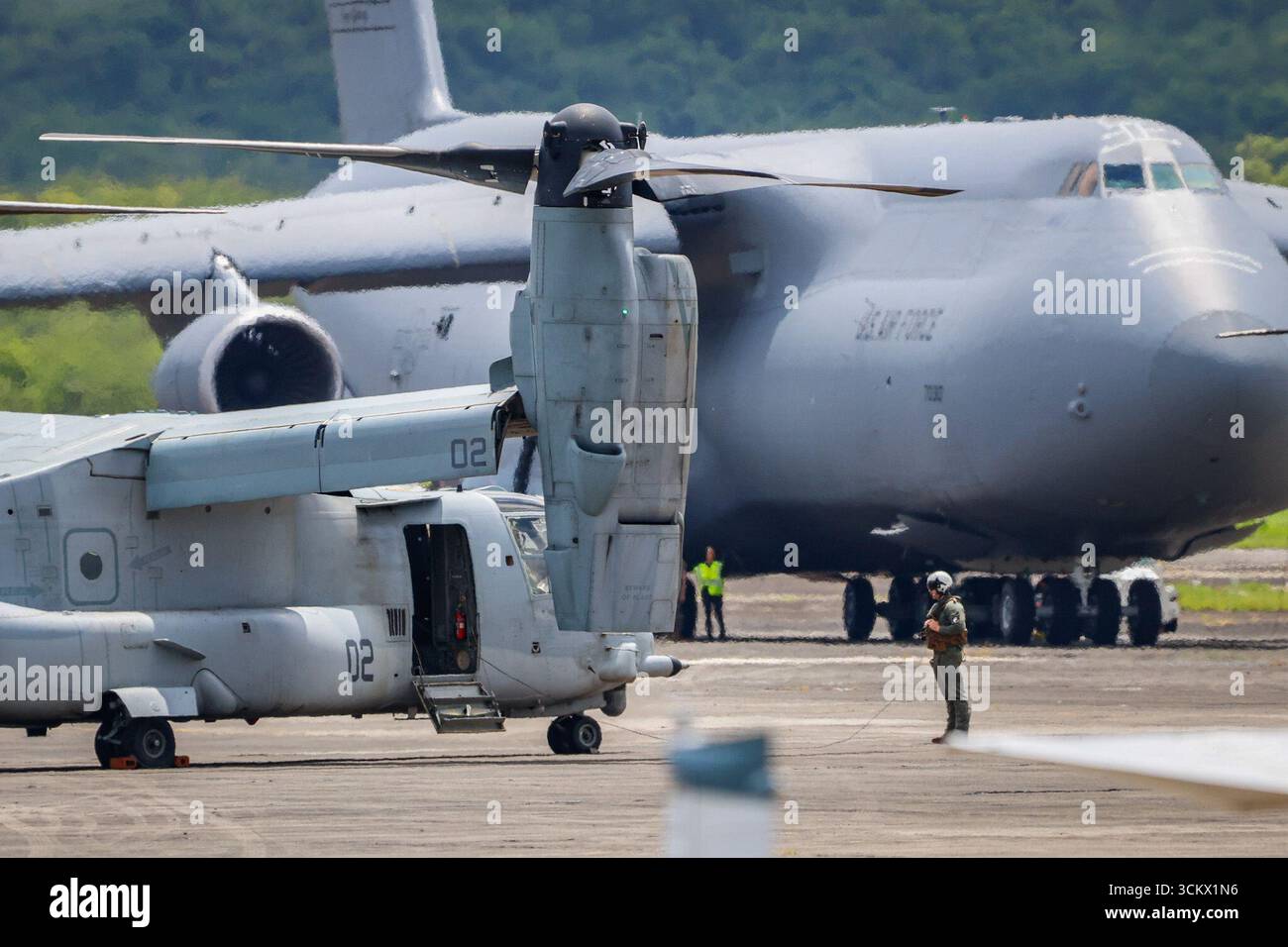 13 September 2025, Puerto Rico, Ceiba: US Marines prepare a Bell-Boeing ...