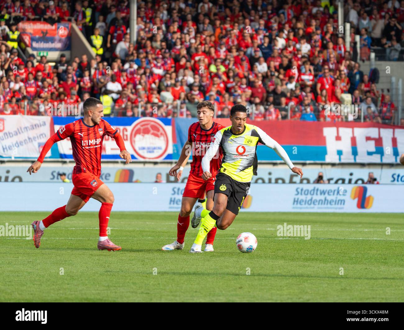 Marnon Busch (FC Heidenheim, #02) und Jobe Bellingham (Borussia ...