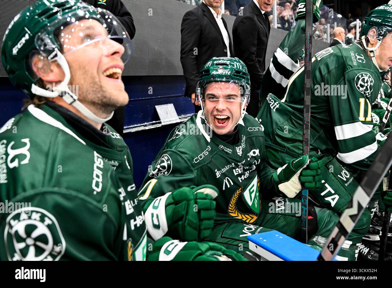 KARLSTAD, SVERIGE 20250913Färjestads Per Åslund #22 (tv) grattas av Viktor Lodin #71 efter ...