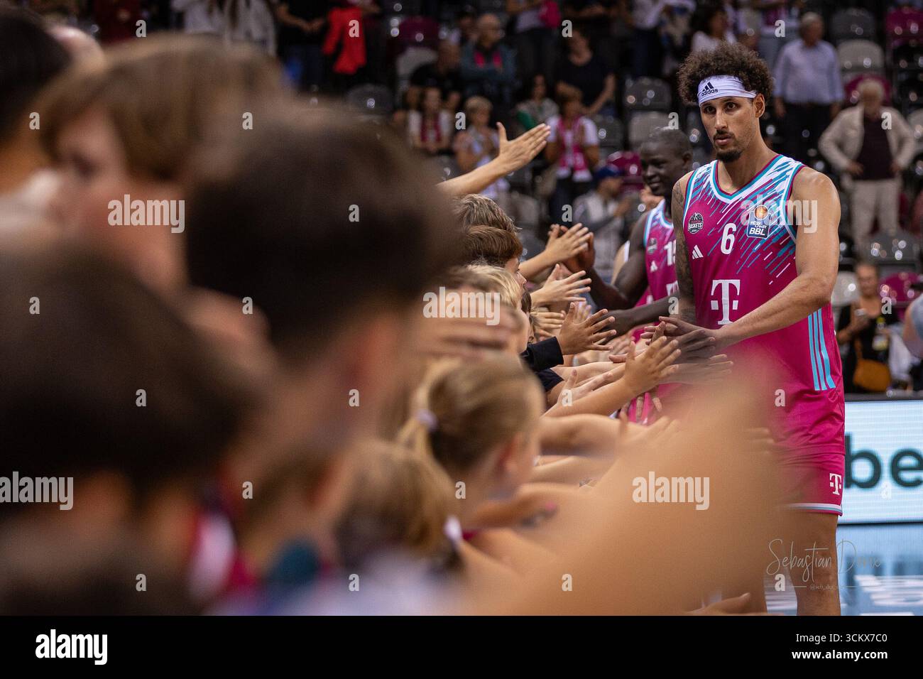 Michael Kessens (Telekom Baskets Bonn #6) auf der Ehrenrunde nach dem ...