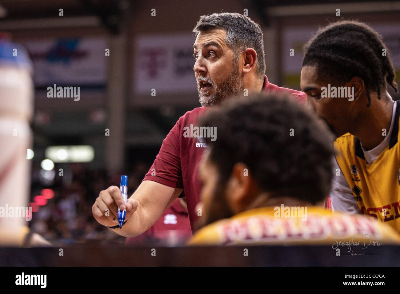 Giorgios Dedas (Headcoach BC Filou Oostende) in der Auszeit ...