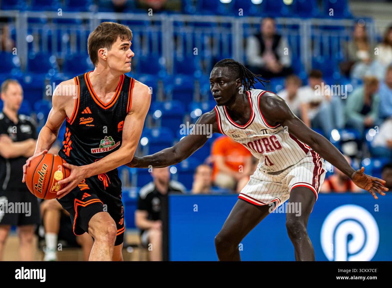 Joschka Ferner (9; Rasta Vechta) und Both Gach (11; JL Bourg Basket) k ...