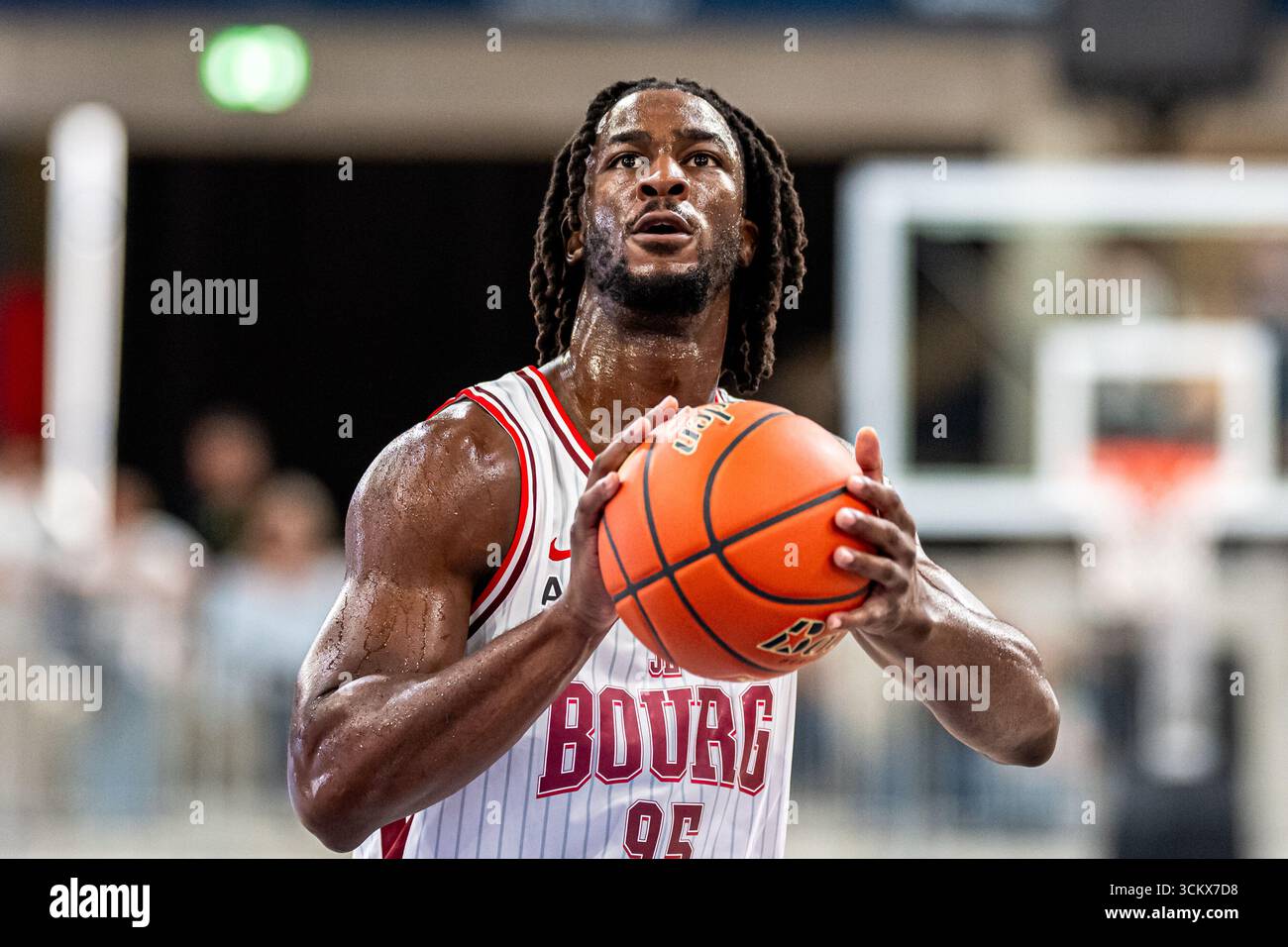 Adam Mokoka (95; JL Bourg Basket) steht konzentriert am Korb und wirft ...
