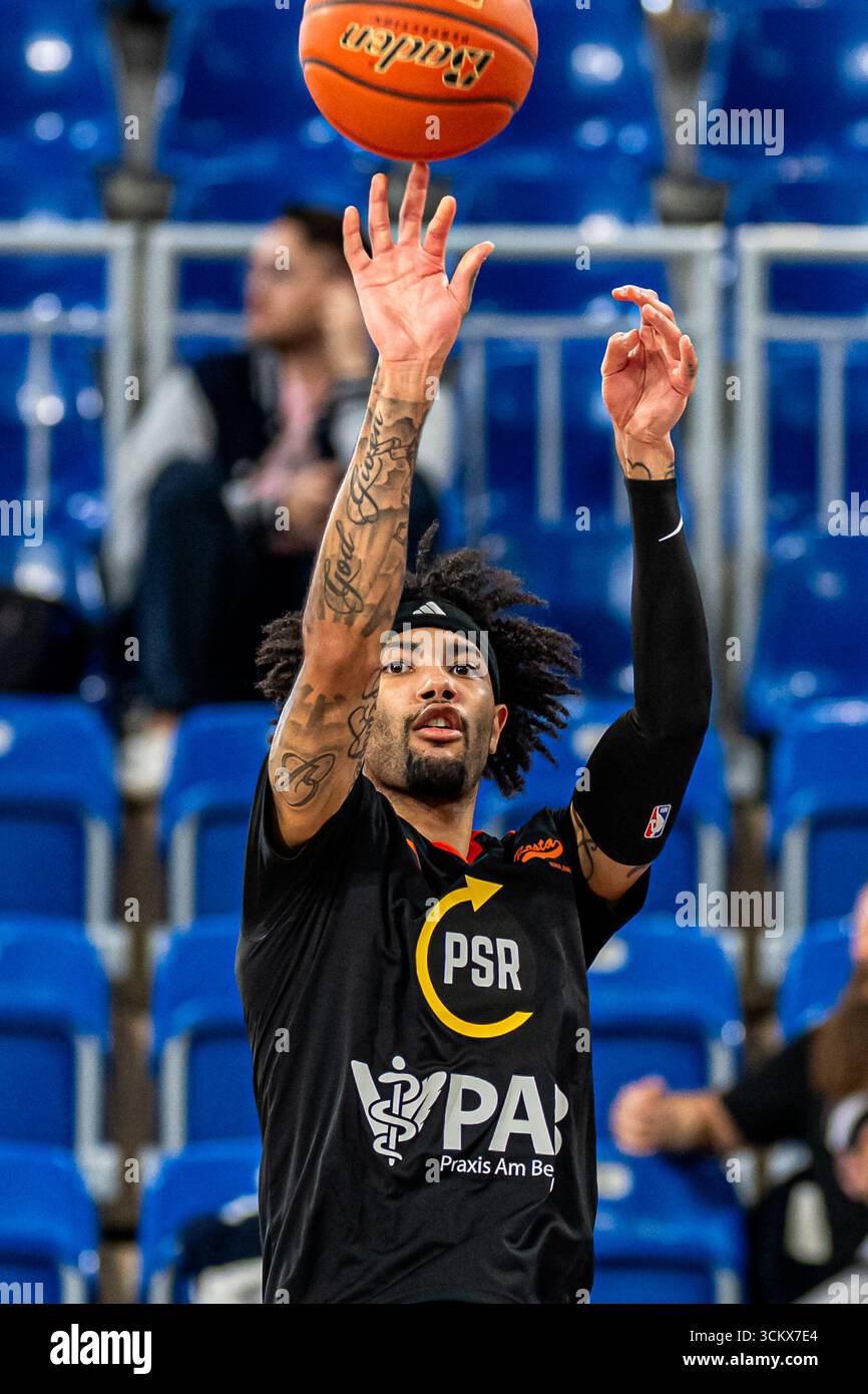 Tevin Brown (10; Rasta Vechta) wirft auf den Korb im Spiel im SNP-Dome ...