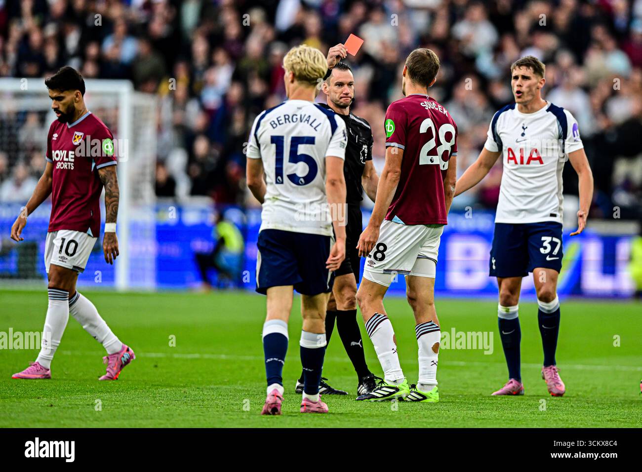 Tomas Soucek (28 West Ham) red card during the Premier League match ...