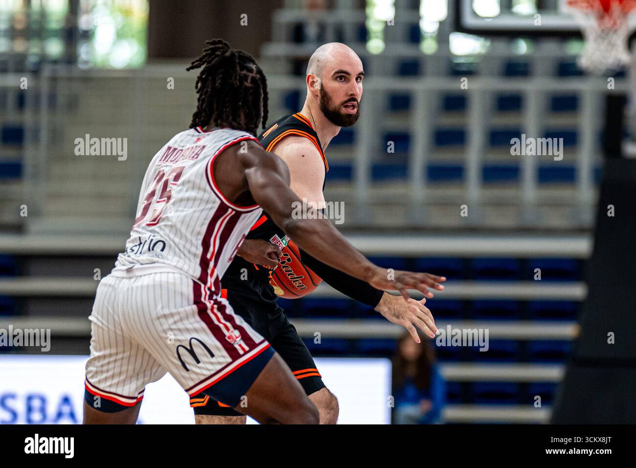 Tommy Kuhse (12; Rasta Vechta) dribbelt auf dem Court, w?hrend Adam ...
