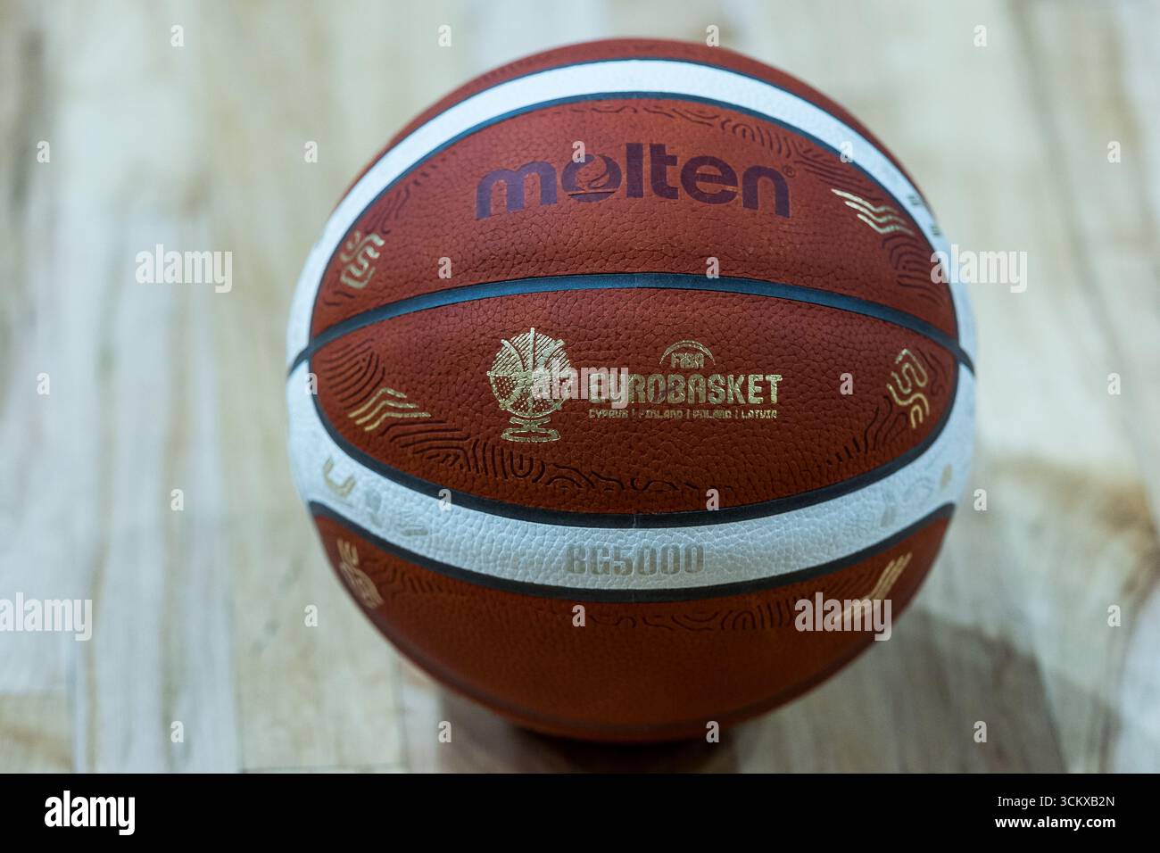 Der Spielball des EuroBasket Final Spieltags, in Gold gebrandet, Logo ...