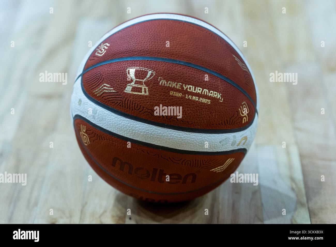 Der Spielball des EuroBasket Final Spieltags, in Gold gebrandet, Logo ...
