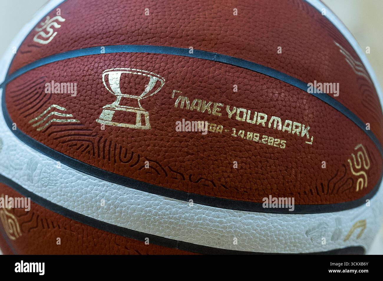 Der Spielball des EuroBasket Final Spieltags, in Gold gebrandet, Logo ...