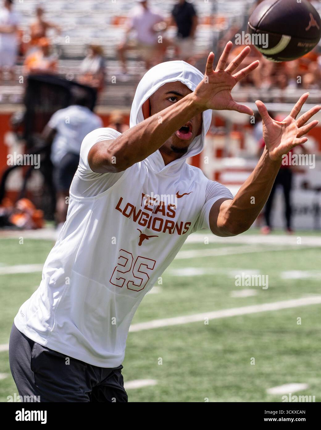 Sept 13, 2025. Caleb Chester (25) of the Texas Longhorns during pregame ...