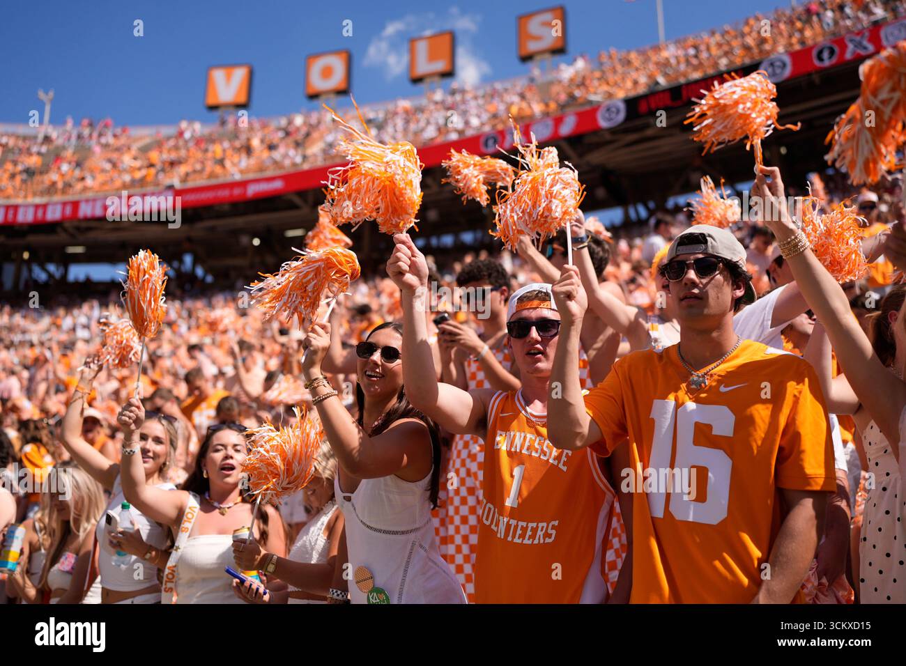 Fans cheer before an NCAA college football game between Tennessee and ...