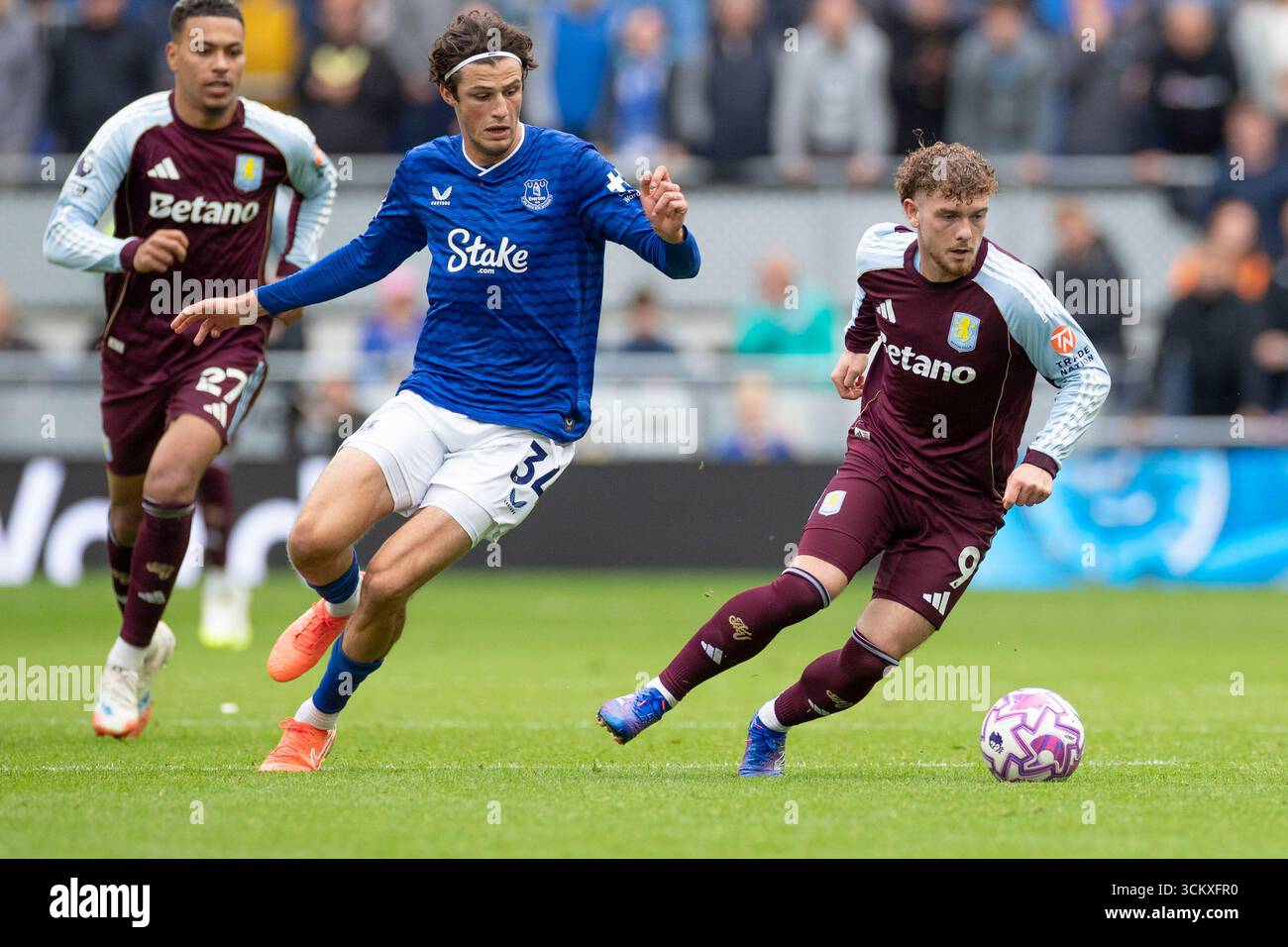Merlin Rohl #34 of Everton F.C. challenged by Harvey Elliott #9 of ...