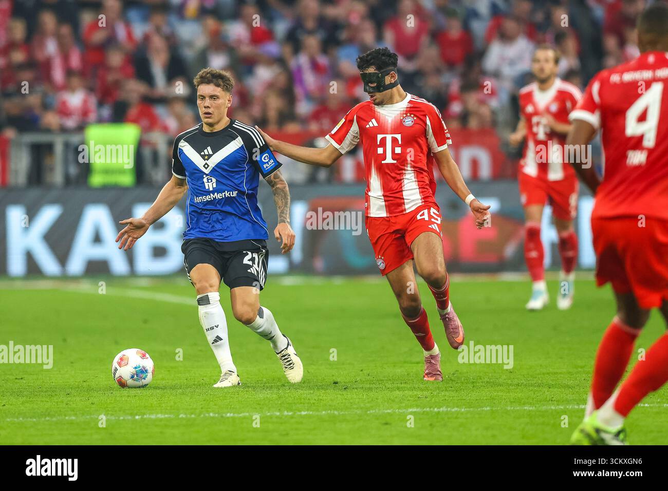 Nicolai Remberg (Hamburger SV, #21) mit Ball mit Aleksandar Pavlovic ...