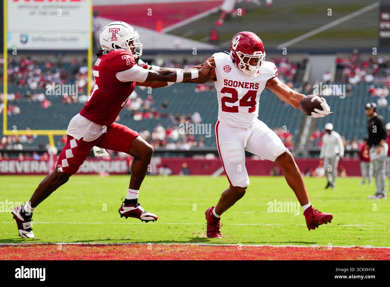 Oklahoma running back Xavier Robinson (24) reaches for a touchdown past ...