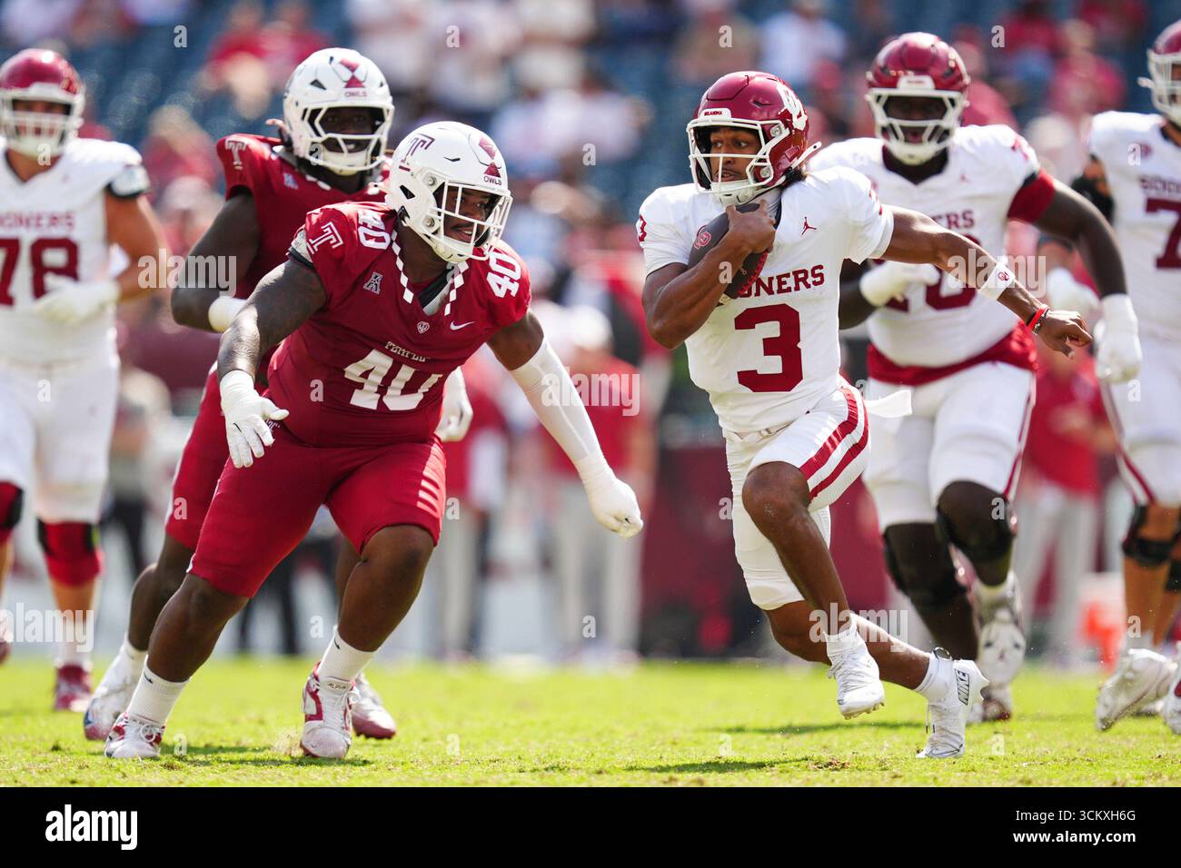Oklahoma quarterback Michael Hawkins Jr. (3) runs the ball past Temple ...