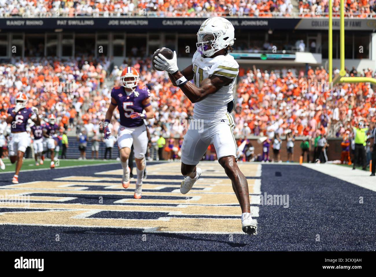 Georgia Tech wide receiver Dean Patterson (11) catches a two-point ...