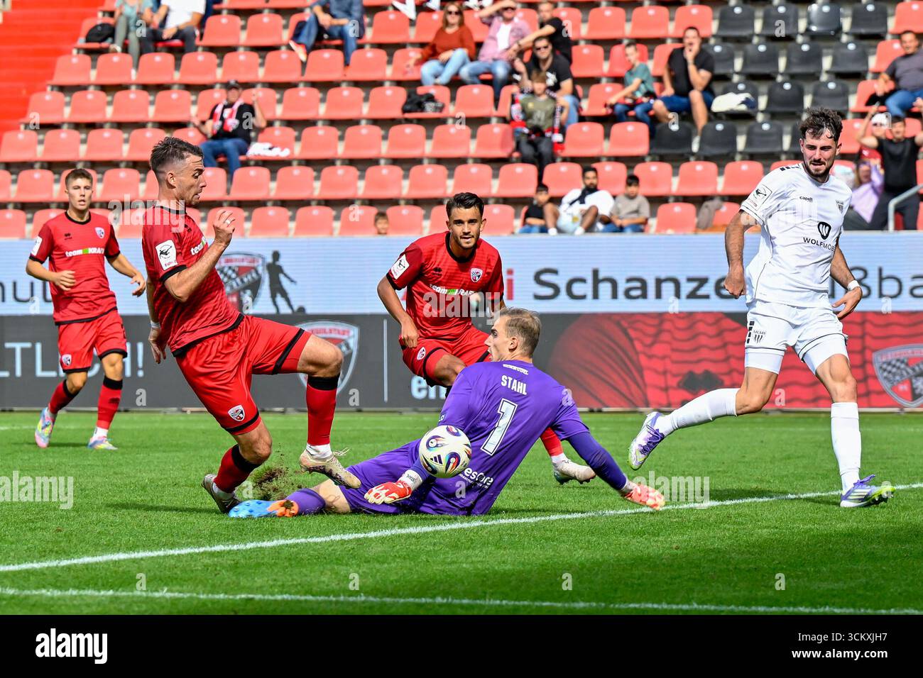 v.li.: Max Besuschkow (FC Ingolstadt, 17) Toni Stahl (Torwart ...