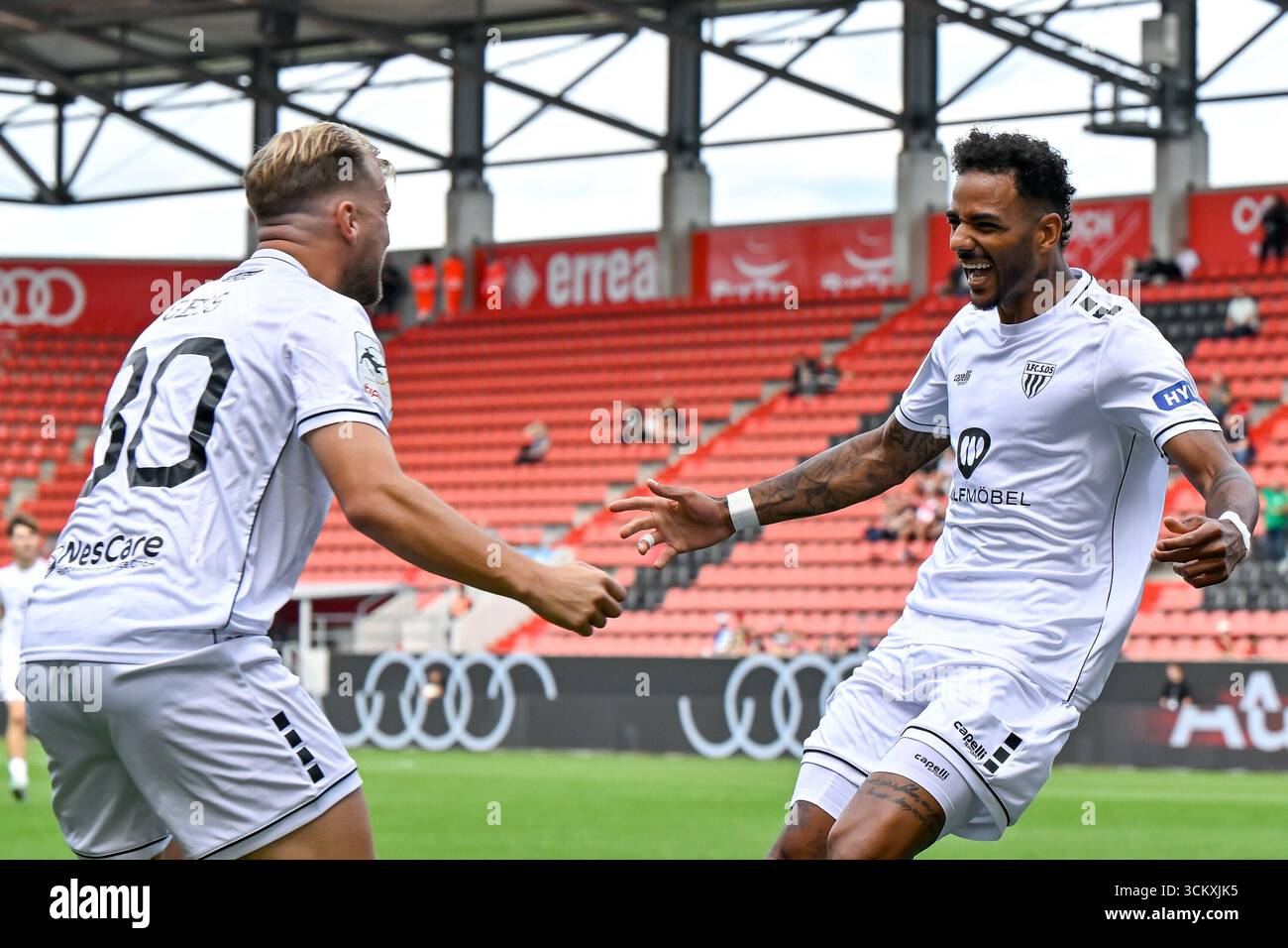 v.li.: Johannes Geis (Schweinfurt, 30) und Michael Dellinger (Schweinfurt, 10) mit Torjubel ...