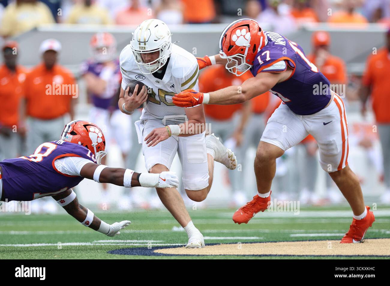Georgia Tech quarterback Haynes King (10) runs with the ball during the ...