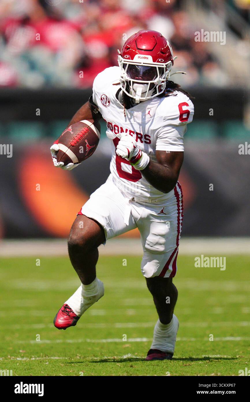 Oklahoma running back Tory Blaylock runs with the ball during the first ...