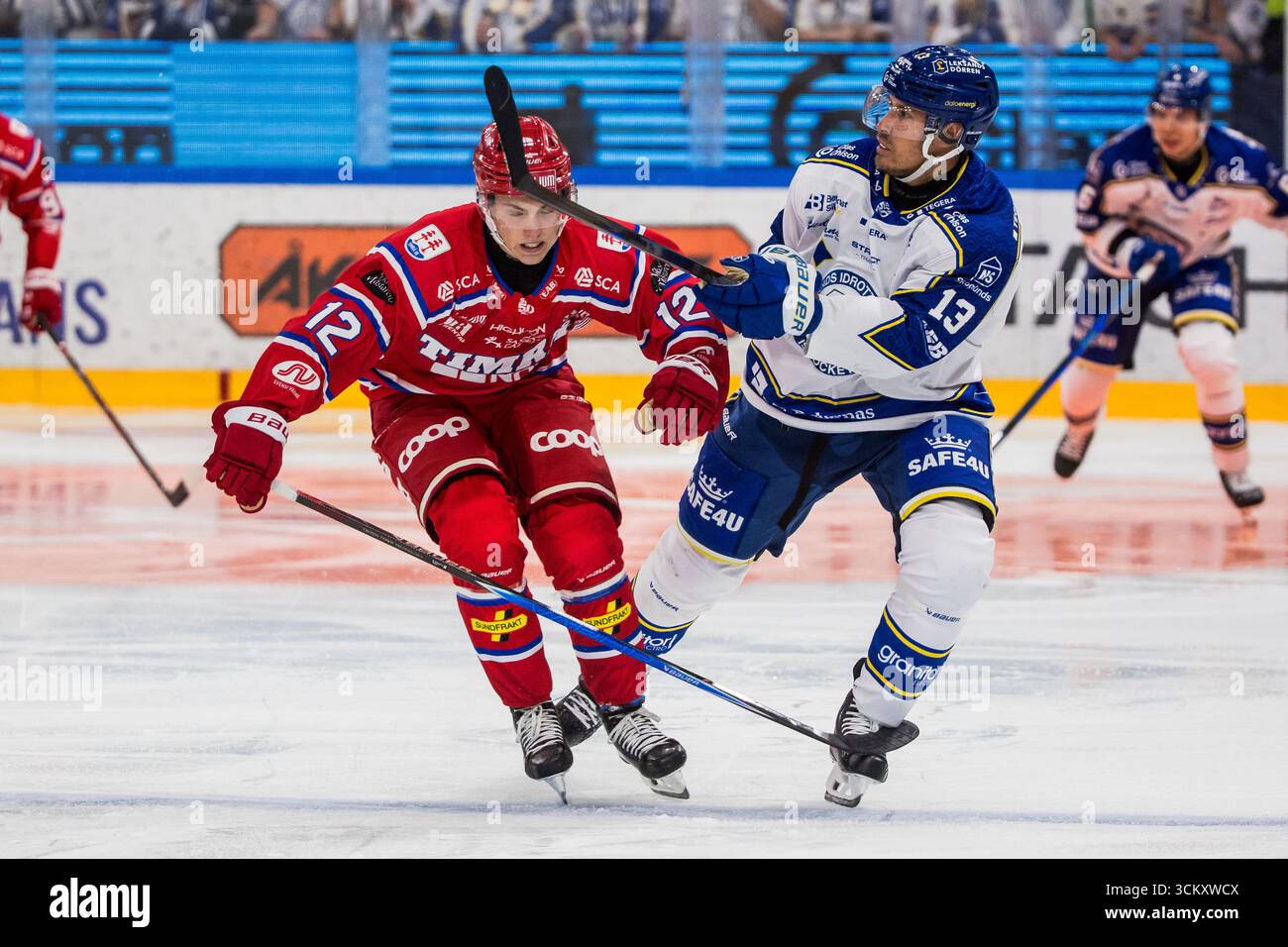 250913 Timrås Linus Eriksson och Leksands Jon Knuts under ...