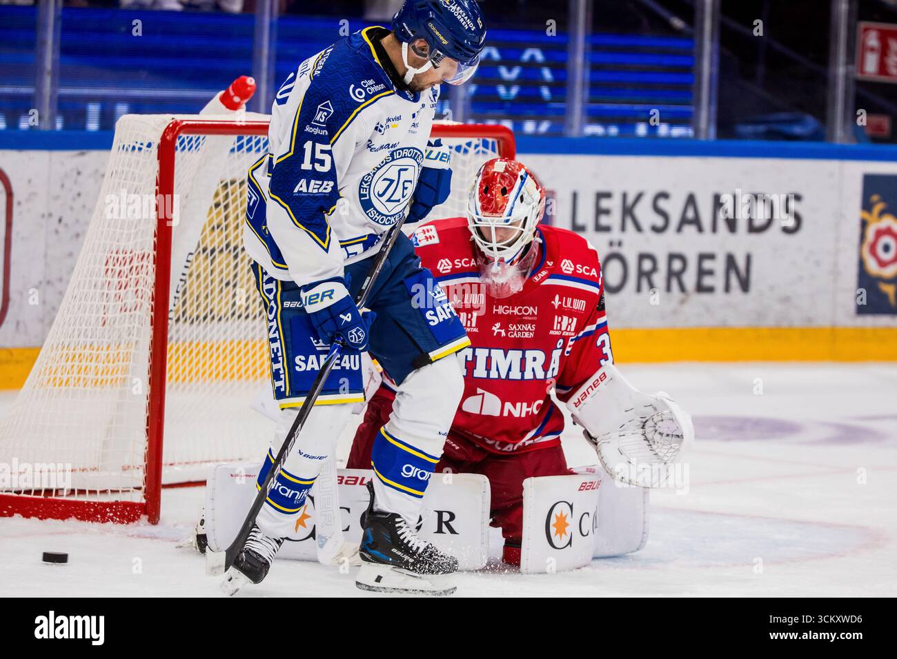 250913 Leksands Max Veronneau och Timrås målvakt Tim Juel under ishockeymatchen i SHL mellan ...