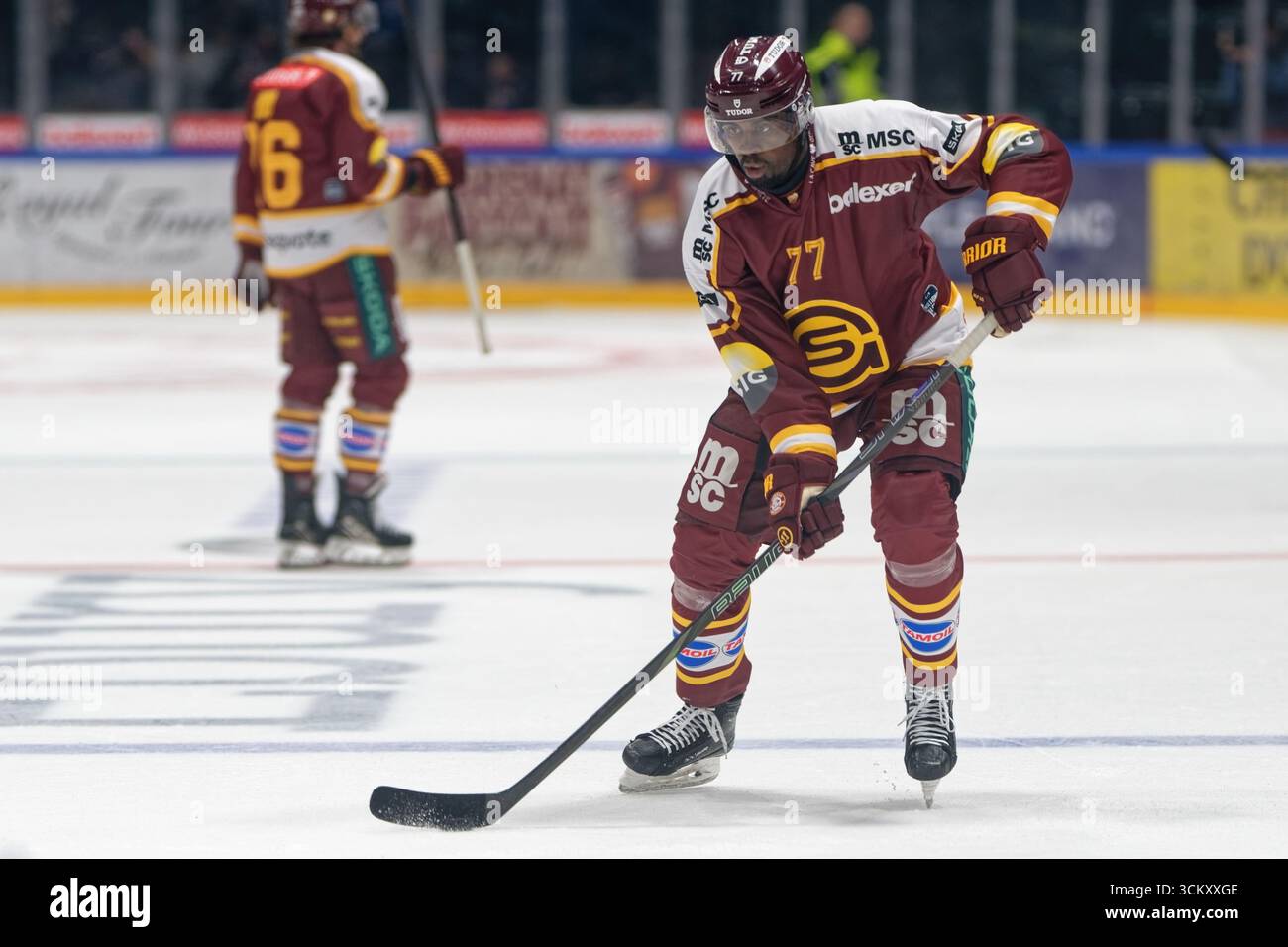 Dave Sutter (77 Geneve Servette HC) controls the puck (action) during ...