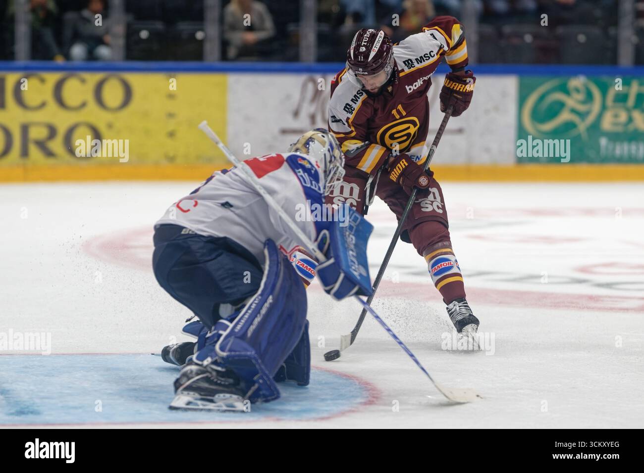 Vincent Praplan (11 Geneve Servette HC) Ludovic Waeber (35 EHC Kloten ...