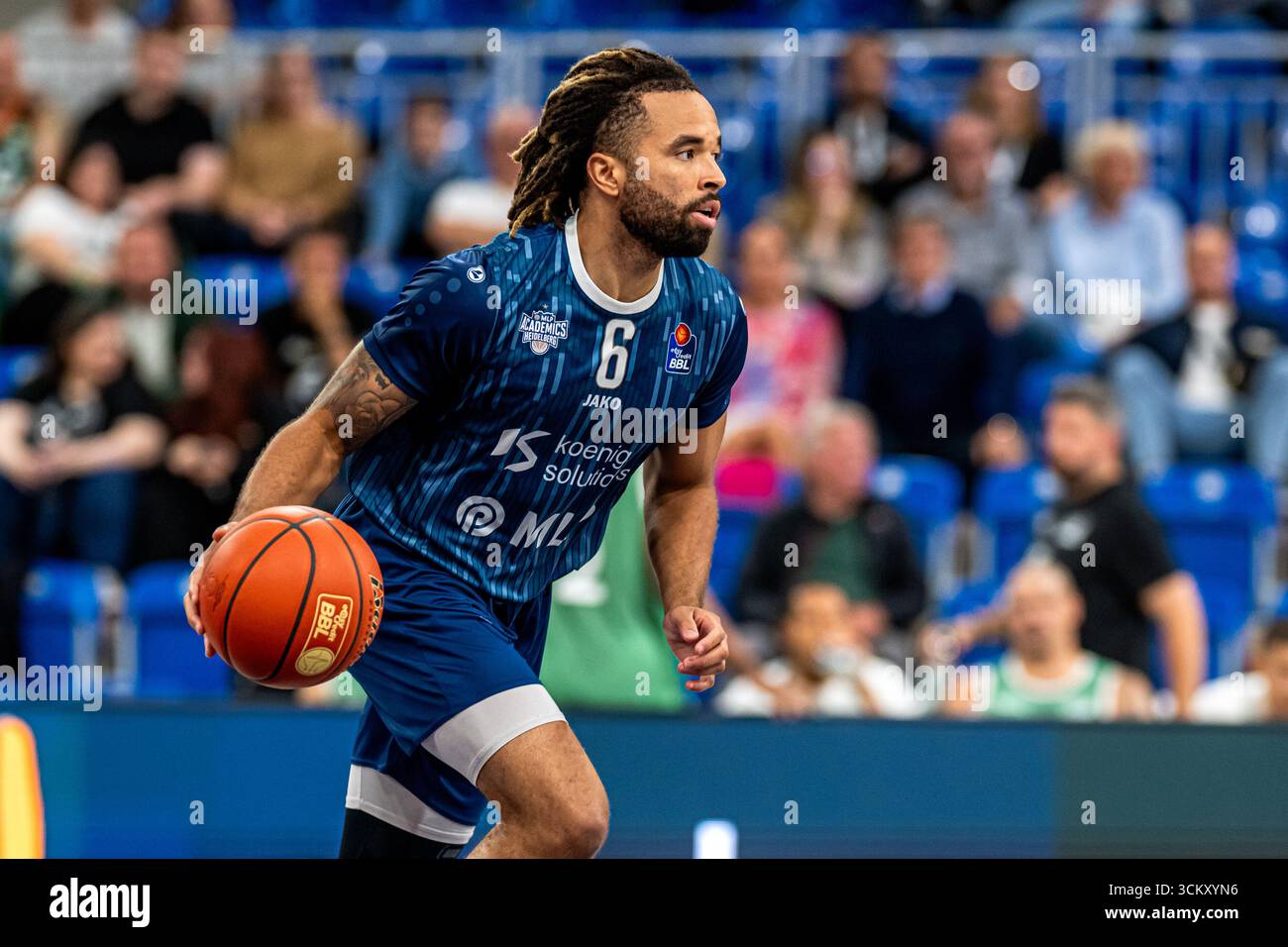 Michael Flowers (6; MLP) dribbelt mit dem Ball auf dem Court im SNP ...