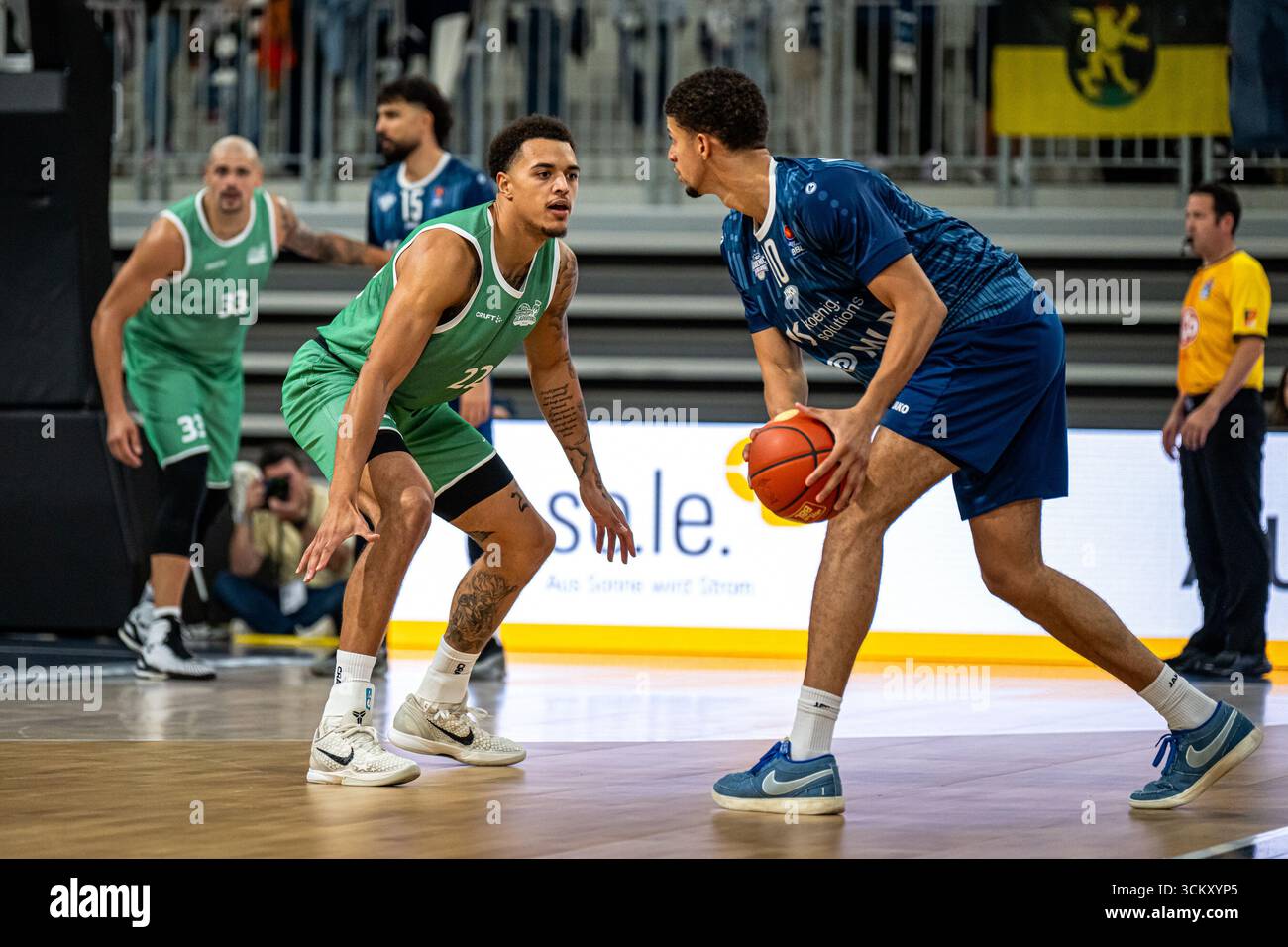 Nolan Adekunle (22; Gladiators Trier) und Marcel Ke?en (15; MLP) k ...