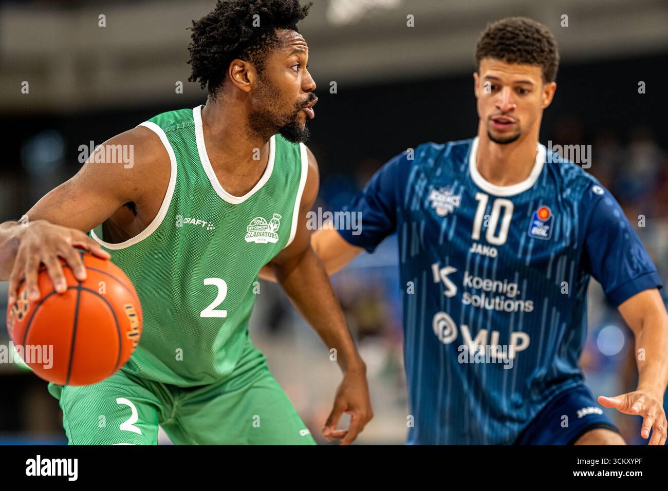 Dexter Akanno (2; Gladiators Trier) dribbelt mit dem Ball, w?hrend ...