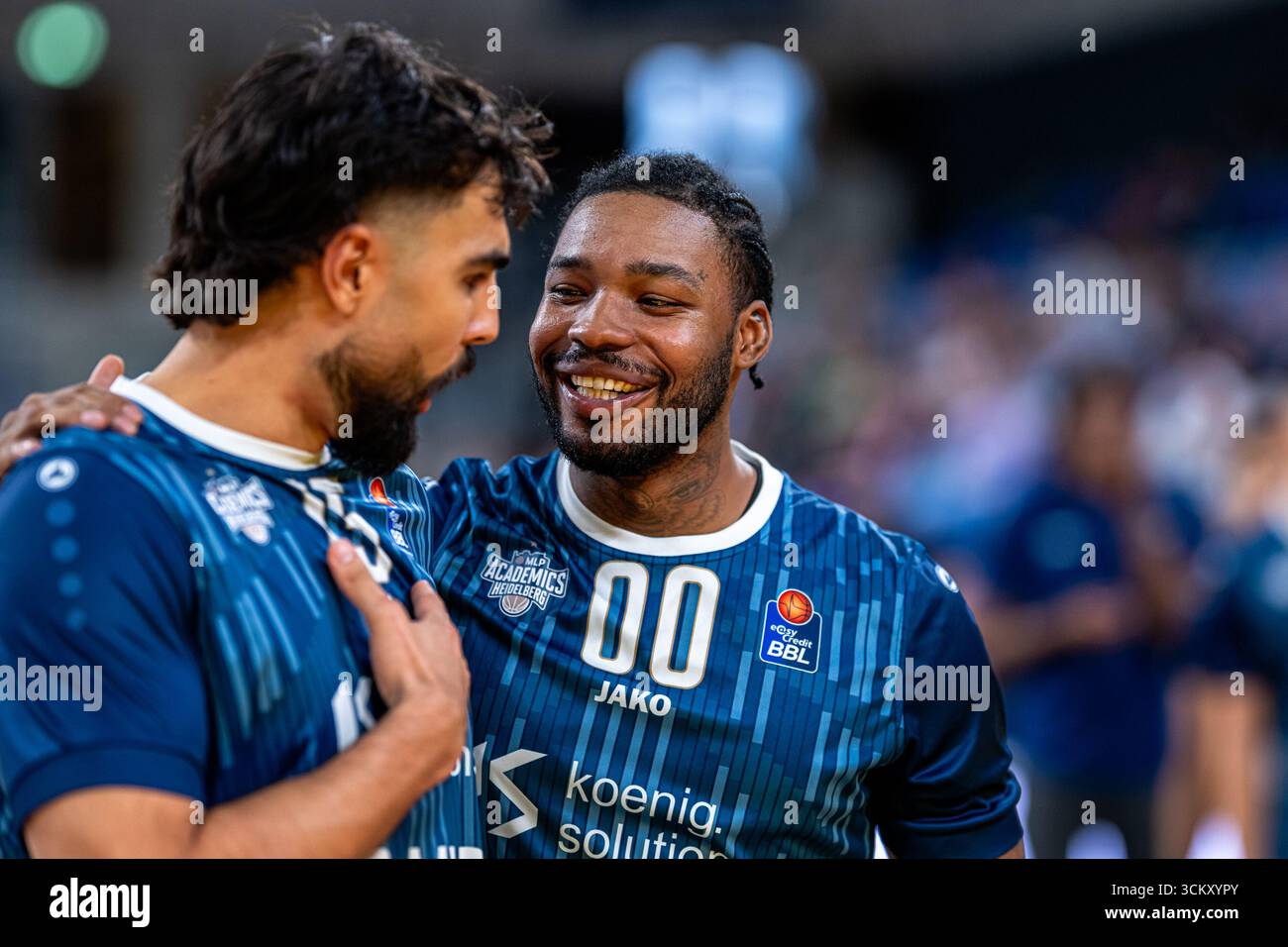 Marcus Weathers (0; MLP) und Marcel Ke?en (15; MLP) stehen zusammen auf ...