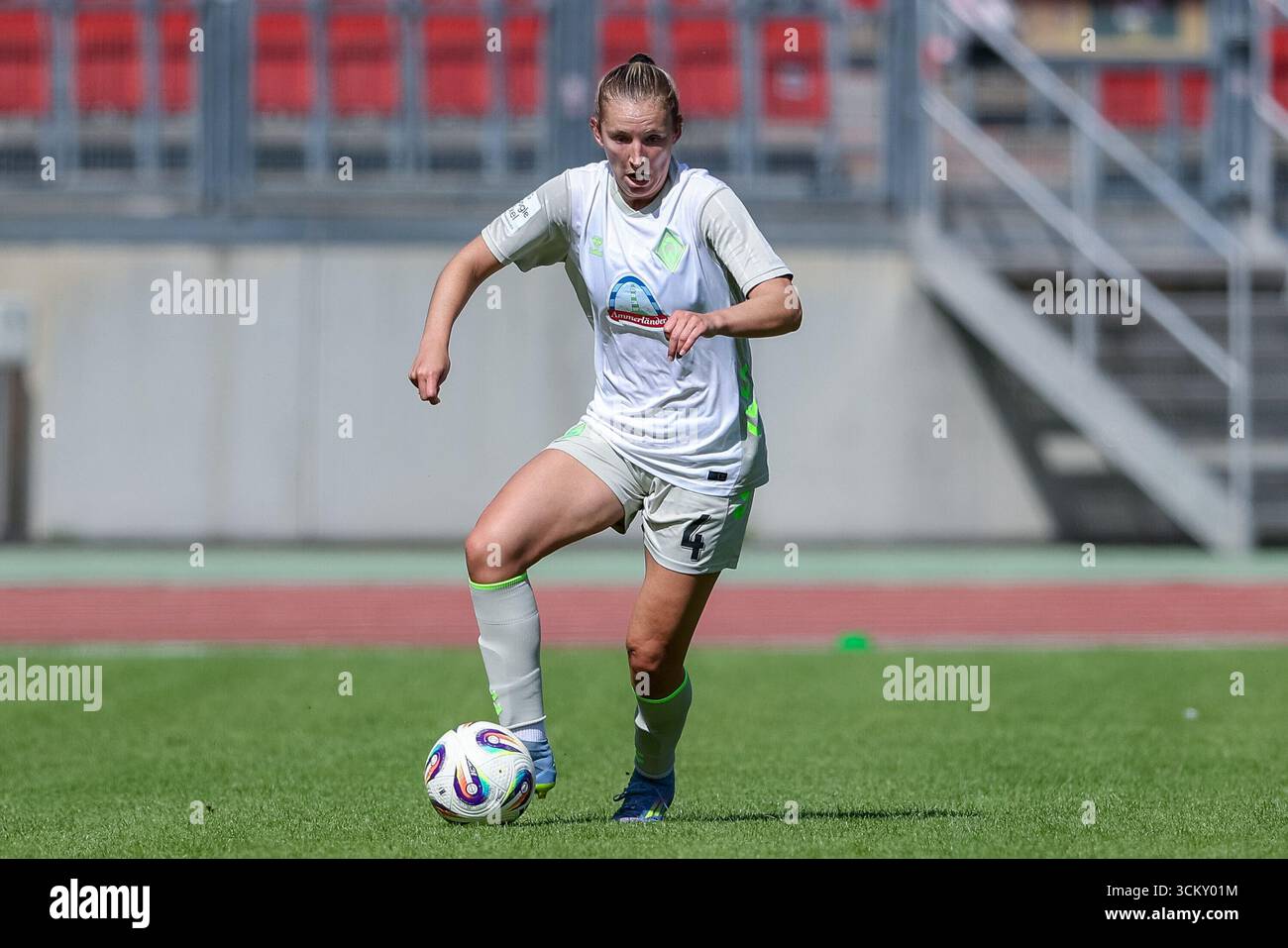 Kaylie Ronan (SV Werder Bremen, 4) am Ball, Freisteller, Einzelbild ...