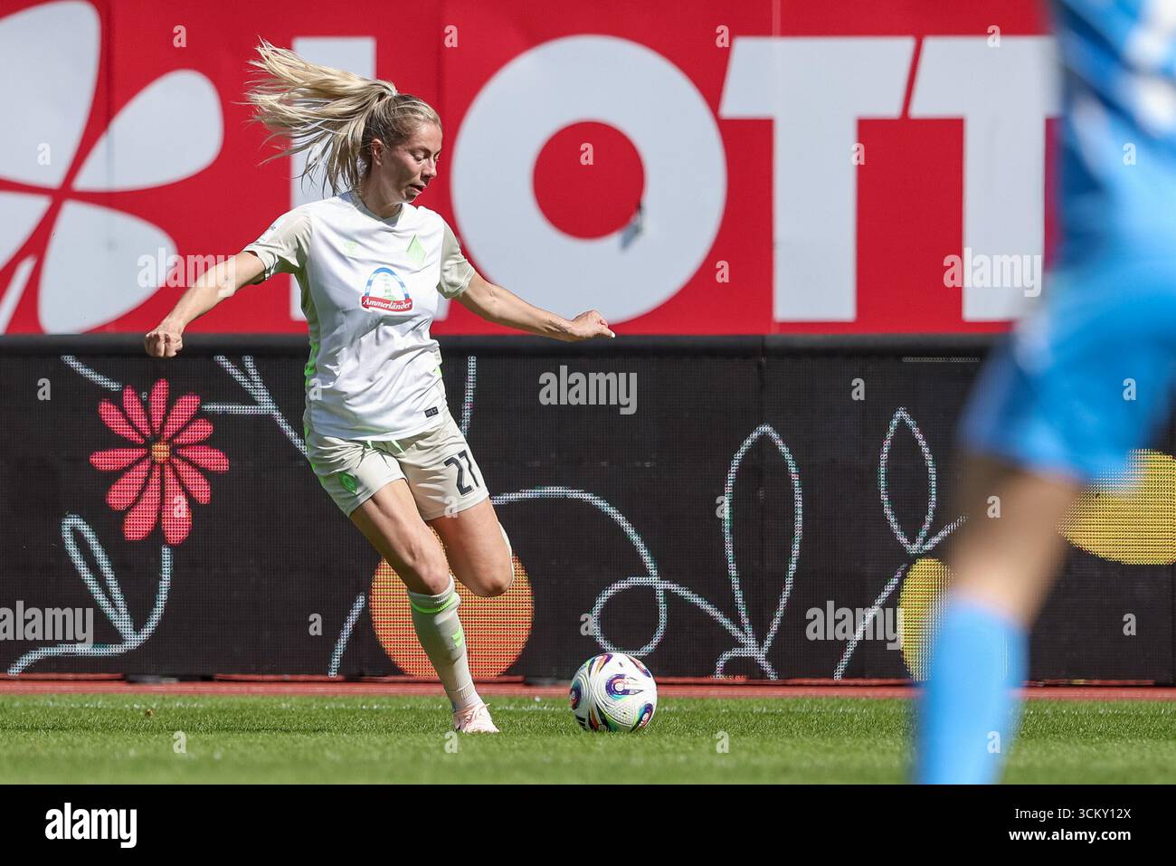 Sharon Beck (SV Werder Bremen, 27) am Ball, Einzelbild, Ganzkörper ...