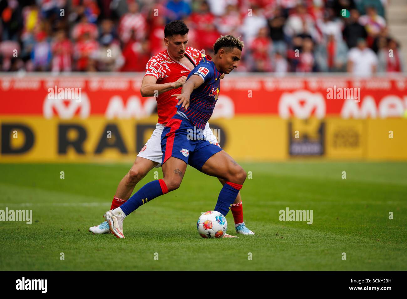 Anthony Caci (FSV Mainz 05) im Zweikampf mit Antonio Nusa (RB Leipzig ...