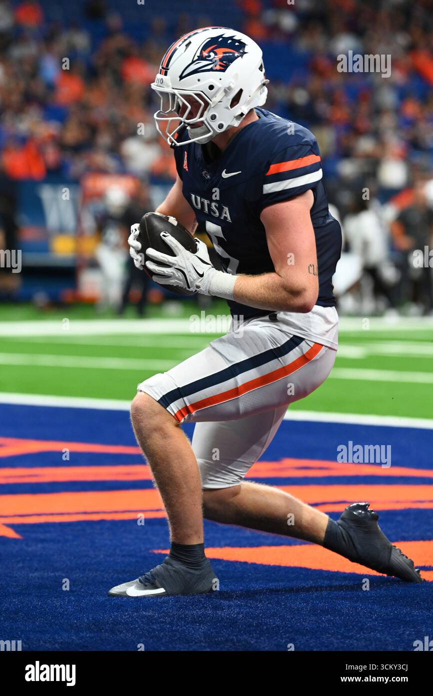 SAN ANTONIO, TX - SEPTEMBER 13: UTSA Roadrunners TE Dan Dishman scores ...
