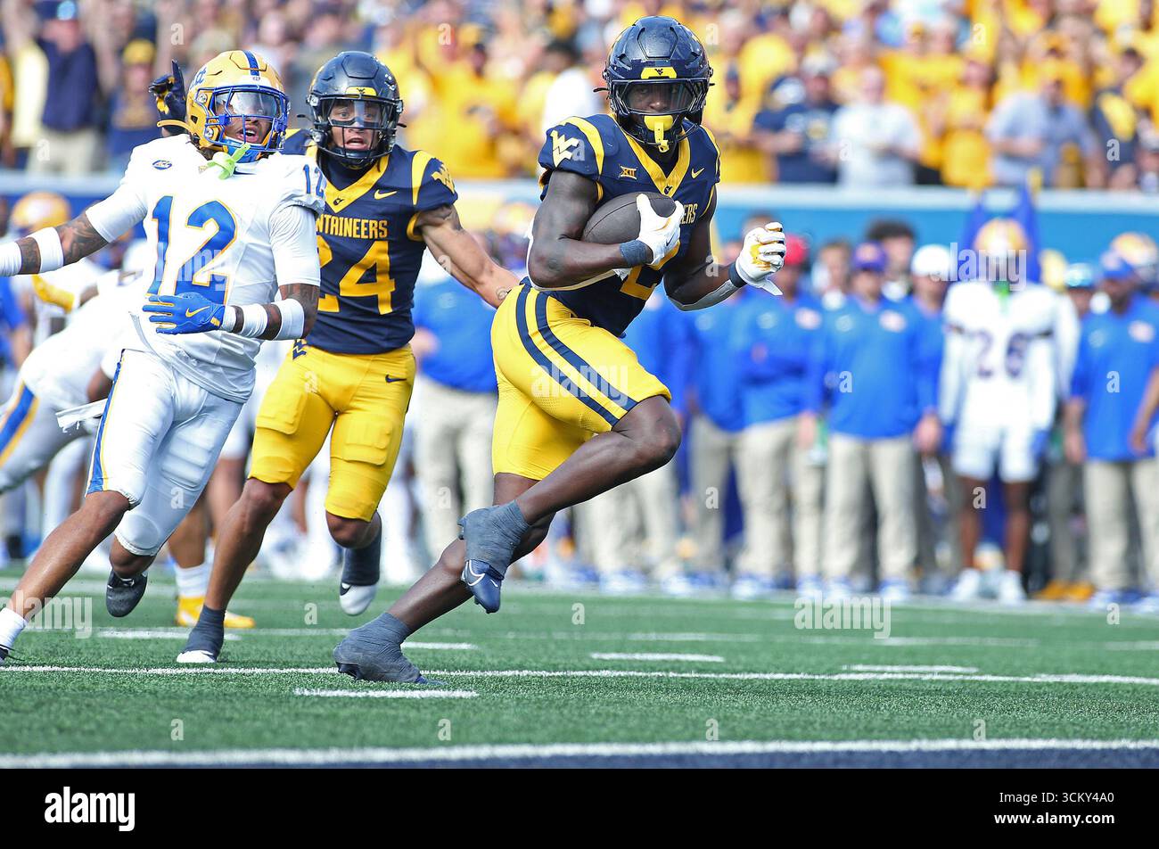 West Virginia Mountaineers running back Tye Edwards (2) runs it in for ...