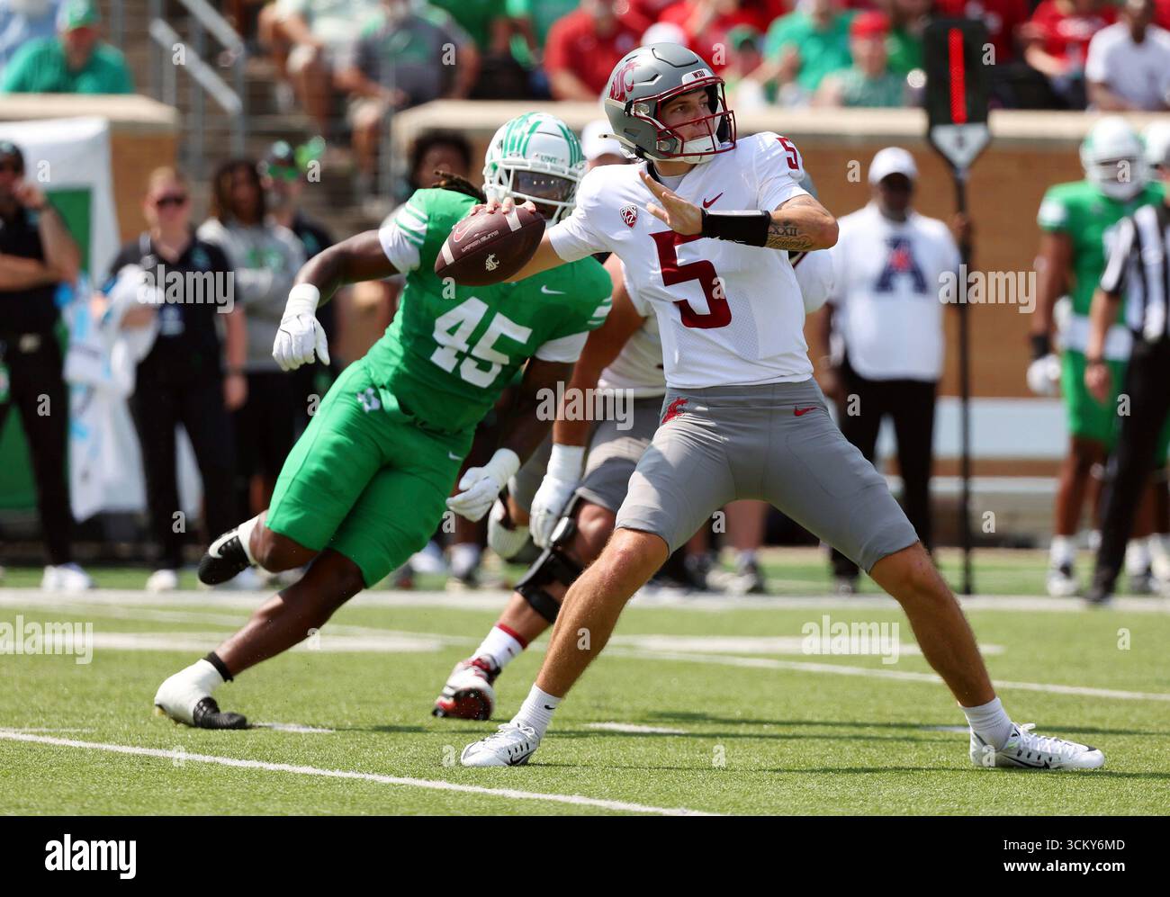 Washington State quarterback Jaxon Potter (5) throws a pass against ...