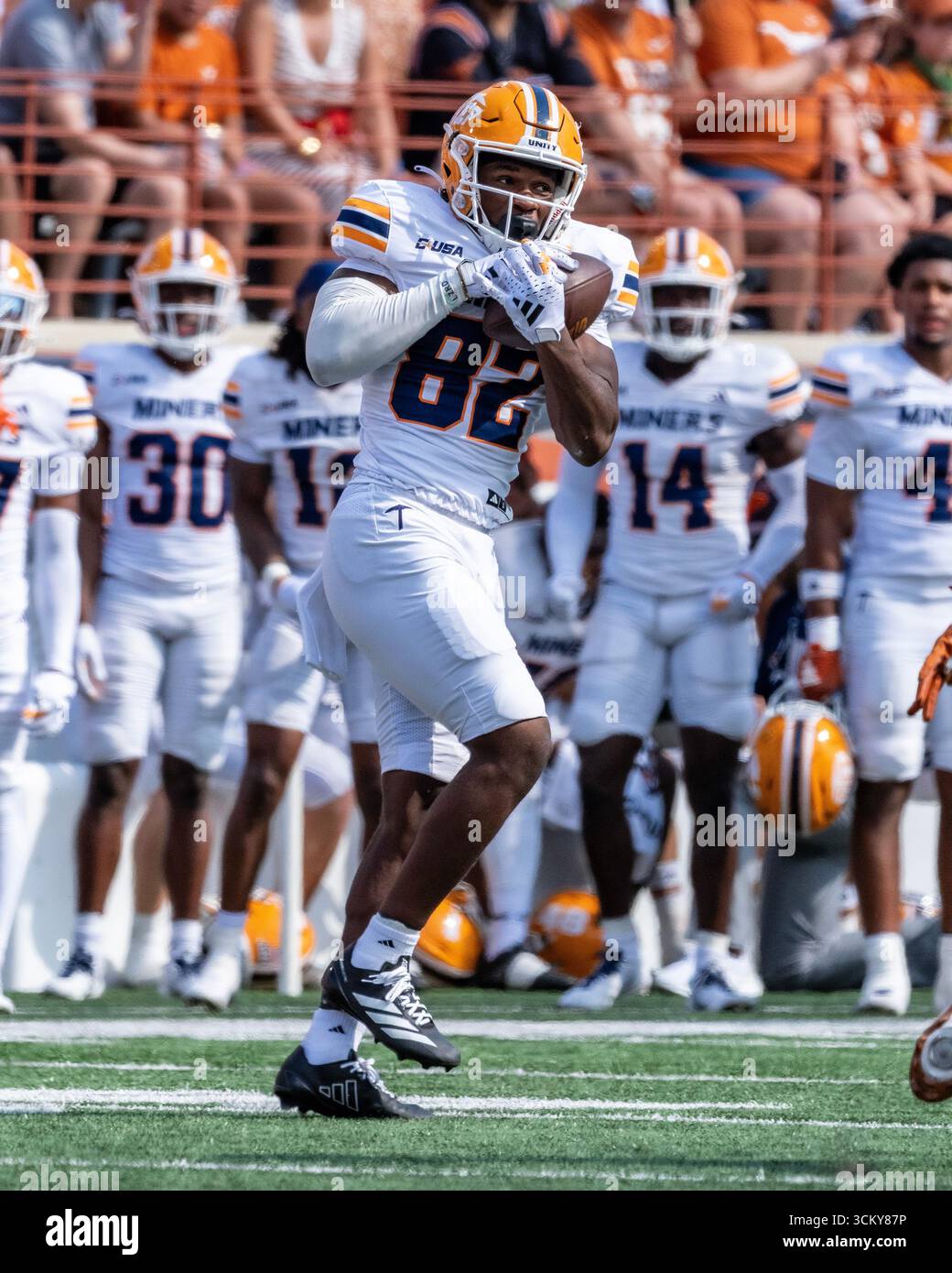 Sept 13, 2025. Judah Ezinwa (82) in action for the University of Texas ...