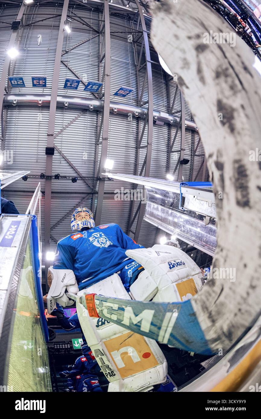 Goalkeeper Leonardo Genoni #30 (EV Zug) - 05.09.2025 - Champions Hockey ...