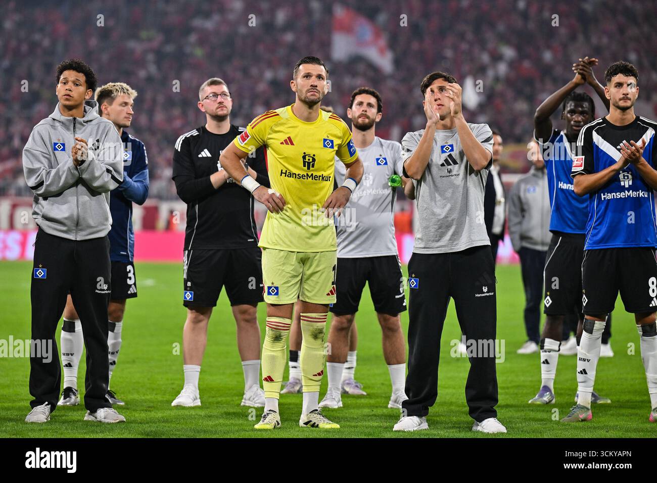 Die Spieler des HSV bedankt sich nach der Partie mit h?ngenden K?pfen ...