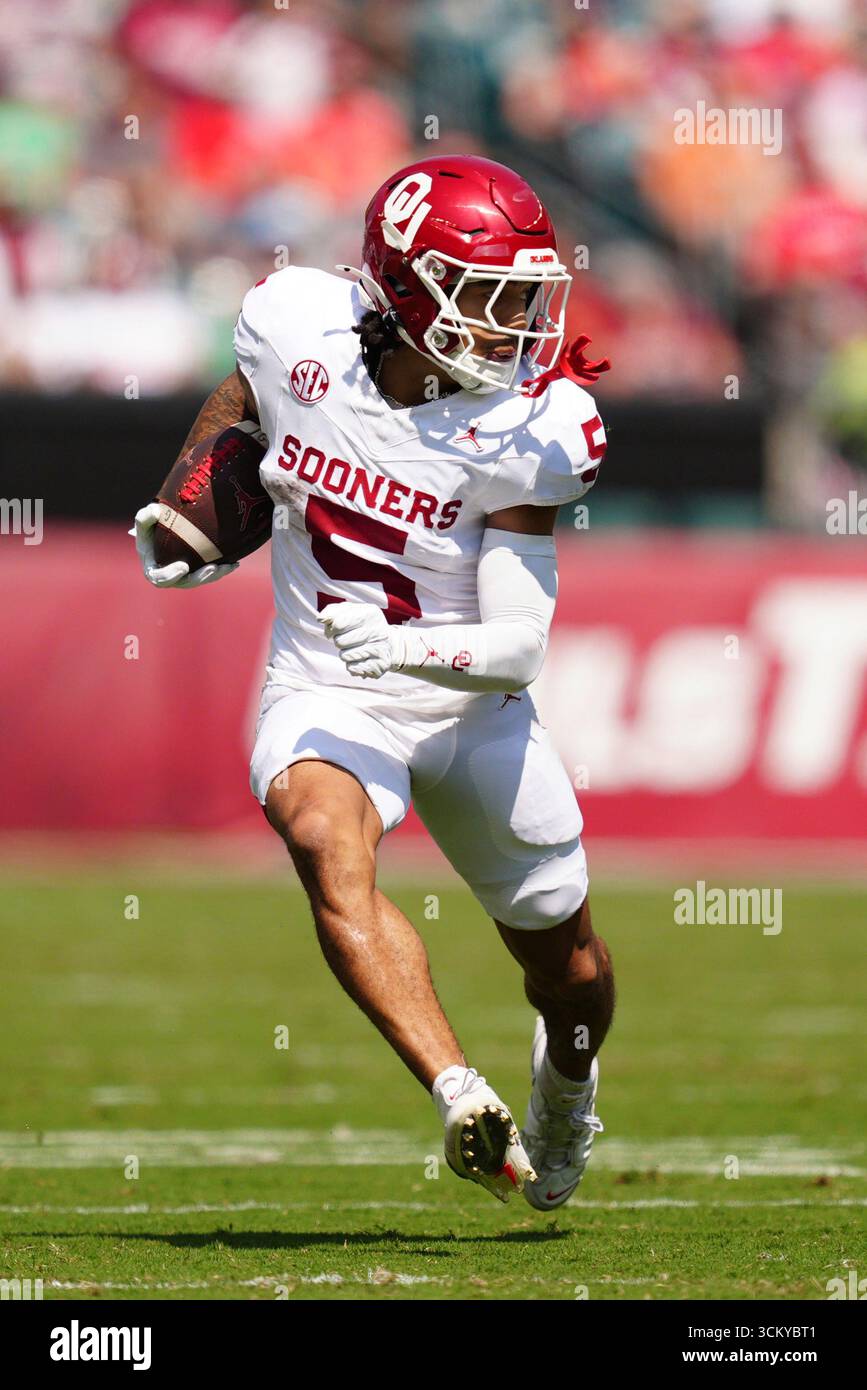 Oklahoma wide receiver Isaiah Sategna III in action during an NCAA ...