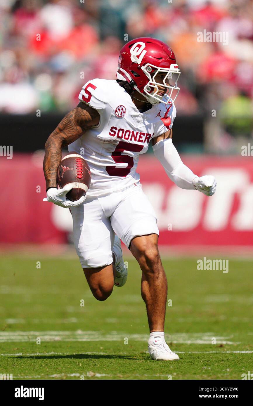 Oklahoma wide receiver Isaiah Sategna III in action during an NCAA ...