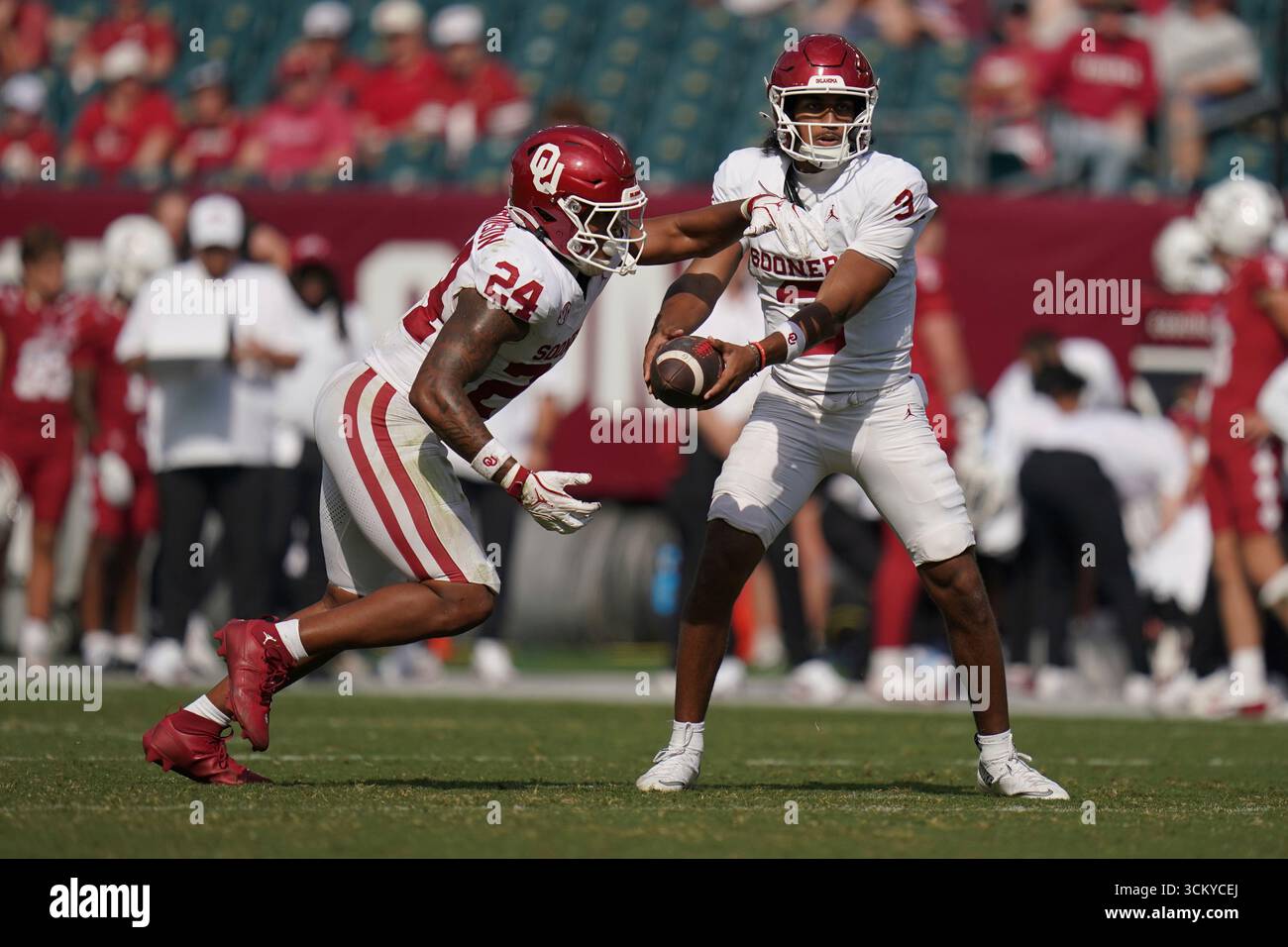 Oklahoma quarterback Michael Hawkins Jr. (3) hands the ball off to ...