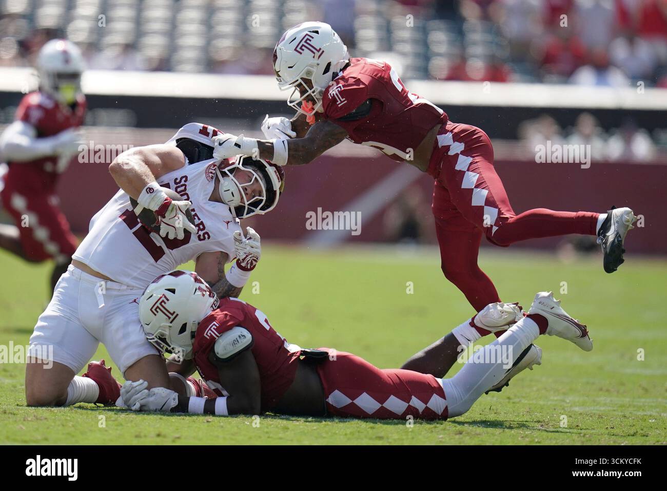 Oklahoma tight end Jaren Kanak (12) gets tackled by Temple safety Avery ...